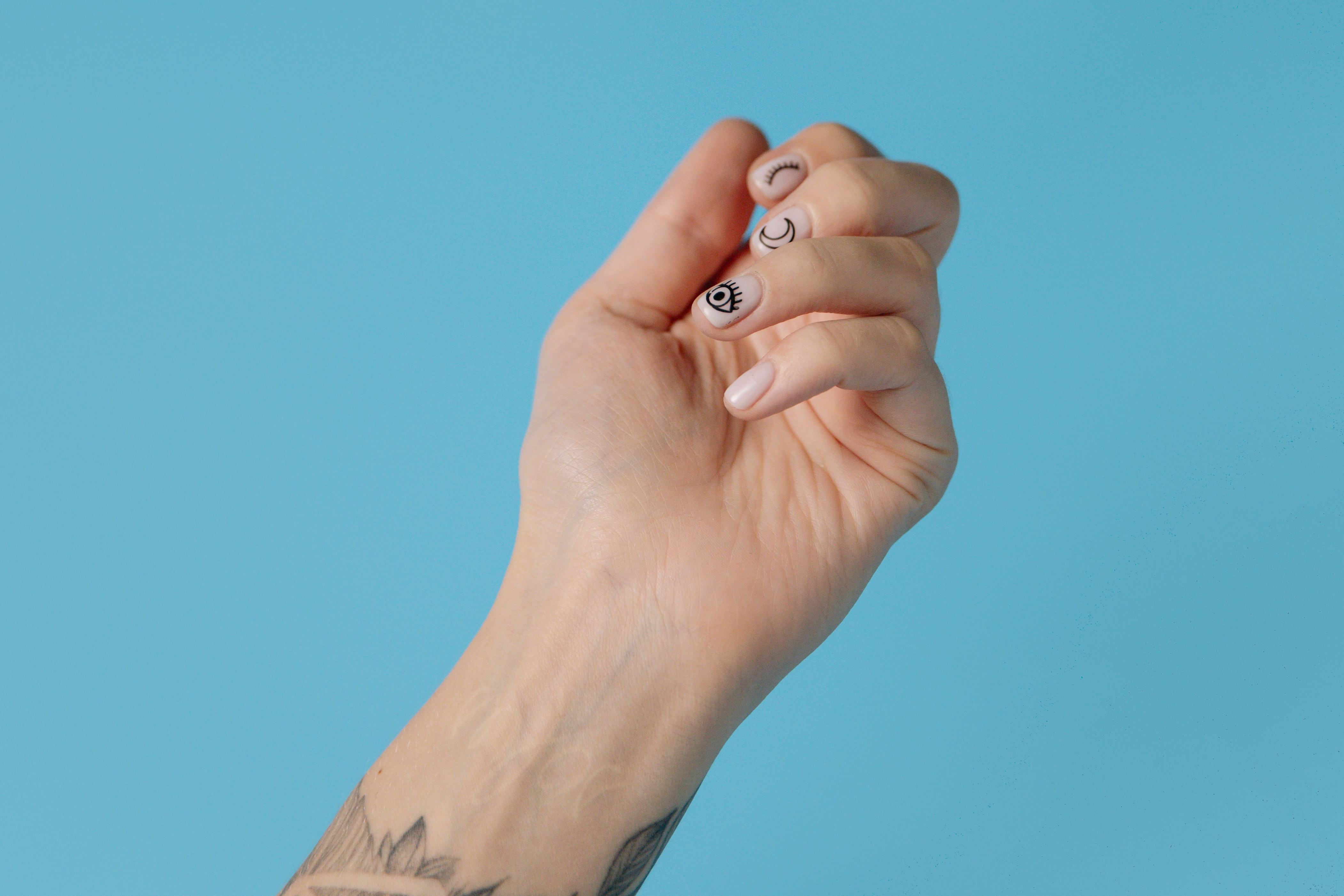 Модний манікюр 2023 на короткі нігті стильні ідеї на будь який смак фото Читайте на Ukr Net