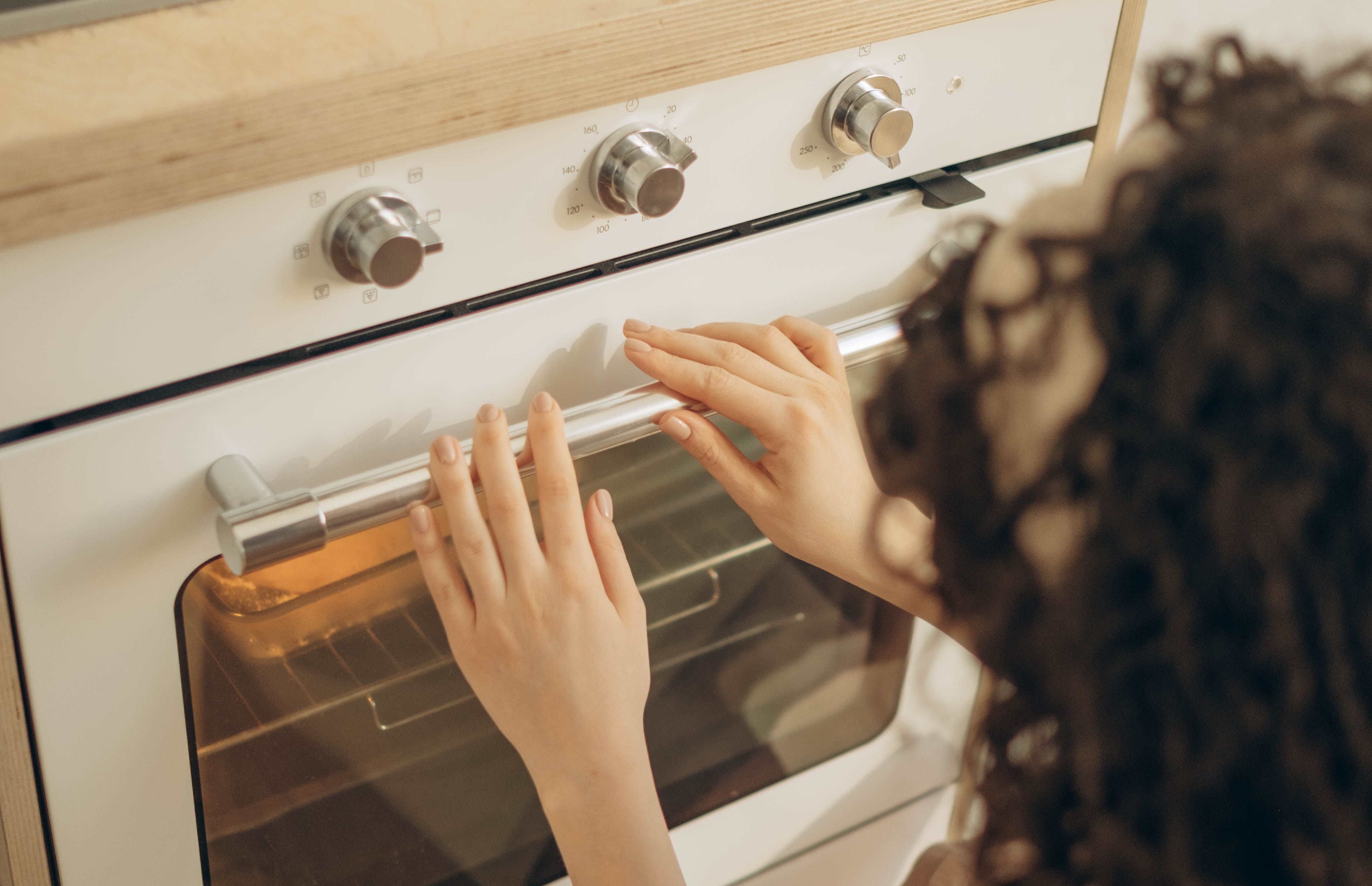 Пять хвилин та ідеальна чистота прості способи як позбутися жиру на ручках кухонної плити